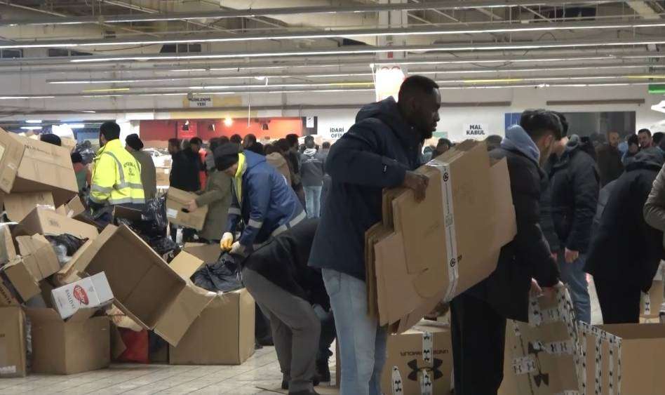 Depremzedeler için çalışan Ganalı David: "Yakın dostum enkaz altında ...